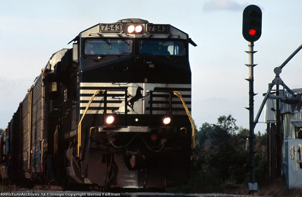 Norfolk Southern ES40DC #7543, with a southbound autorack train,